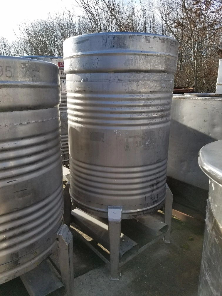 1000 Liter (264 gallon) Stainless Steel Sanitary tanks/Totes | LabX.com