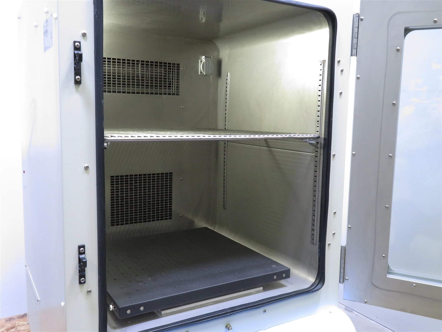 Thermo Scientific MaxQ 6000 Refrigerated Incubator Shaker | LabX.com