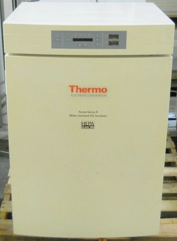 Thermo / Forma 3110 Dual-Chamber Water-Jacketed CO2 Incubators | LabX.com