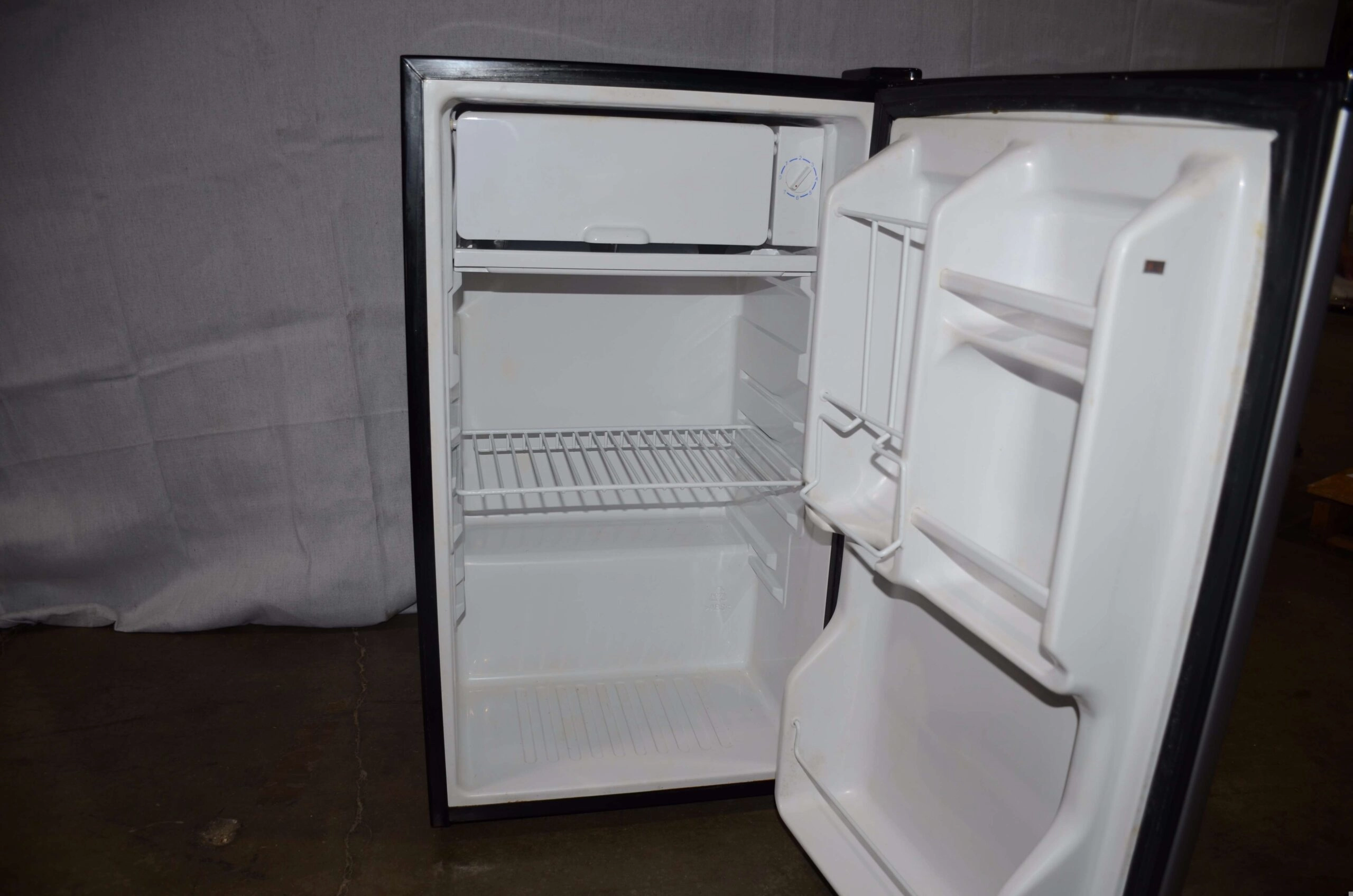 Magic Chef MCBR360S Refrigerator | LabX.com