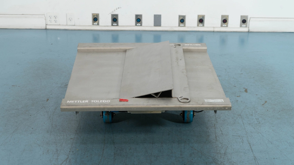 Mettler Toledo Heavy Duty Industrial Floor Scale | LabX.com