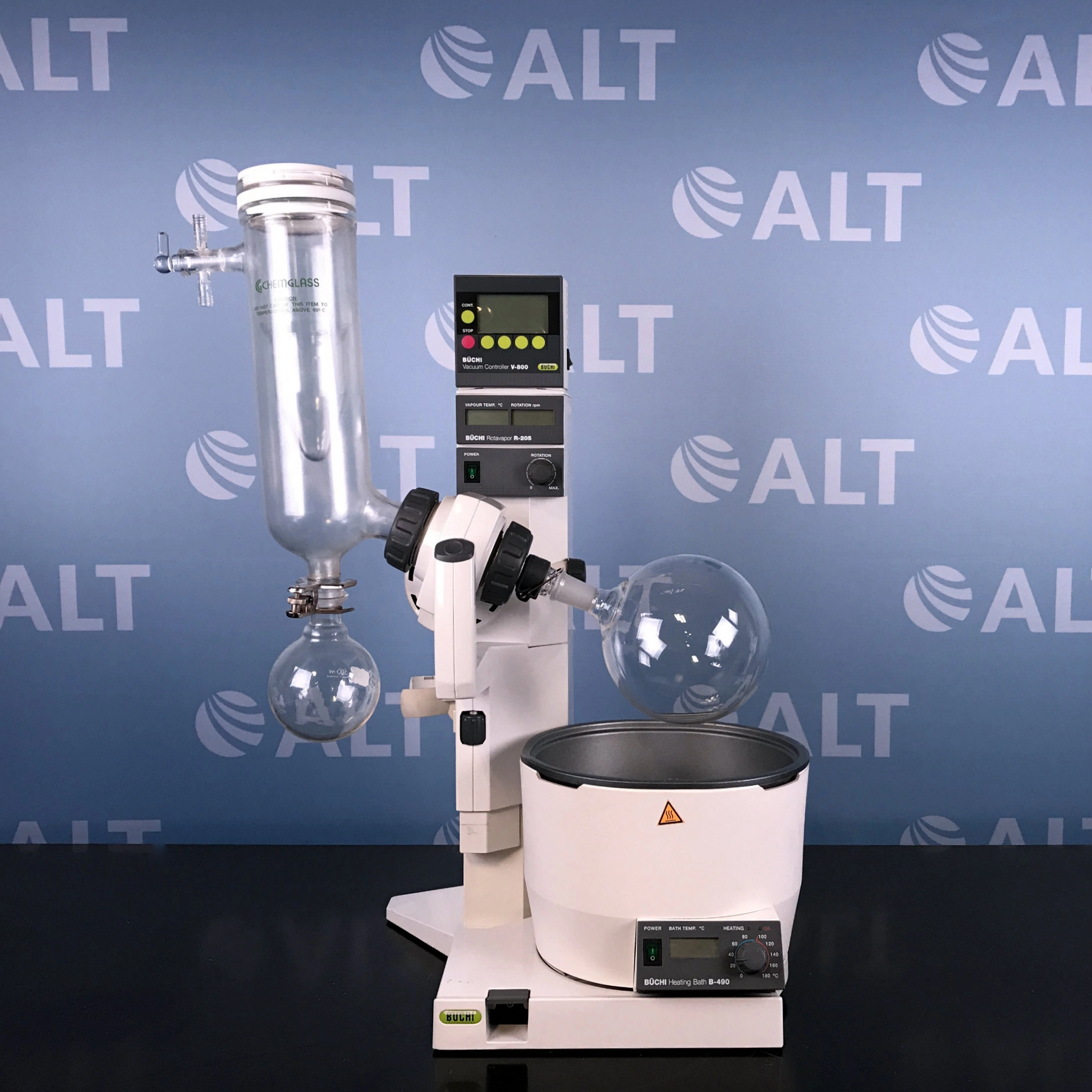 Buchi R-205 Rotavapor with V-800 Vacuum Controller and B-490 Heating Bath | LabX.com