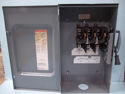 SQUARE D GENERAL DUTY SAFETY SWITCH 200A 240 VAC/V~ CATALOG NO DU324RB ...