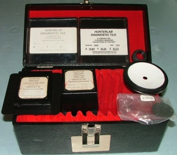 HUNTER LAB COLOR QUEST XE BLACK VELVET LINED BOX CONTAINING: DIAGNOSTIC TILE ILLUMINATE D65 10 ...