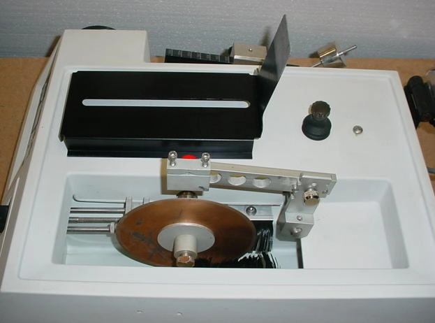 Buehler Isomet 1000 precision saw With 5" diamond blade and V saddle ...