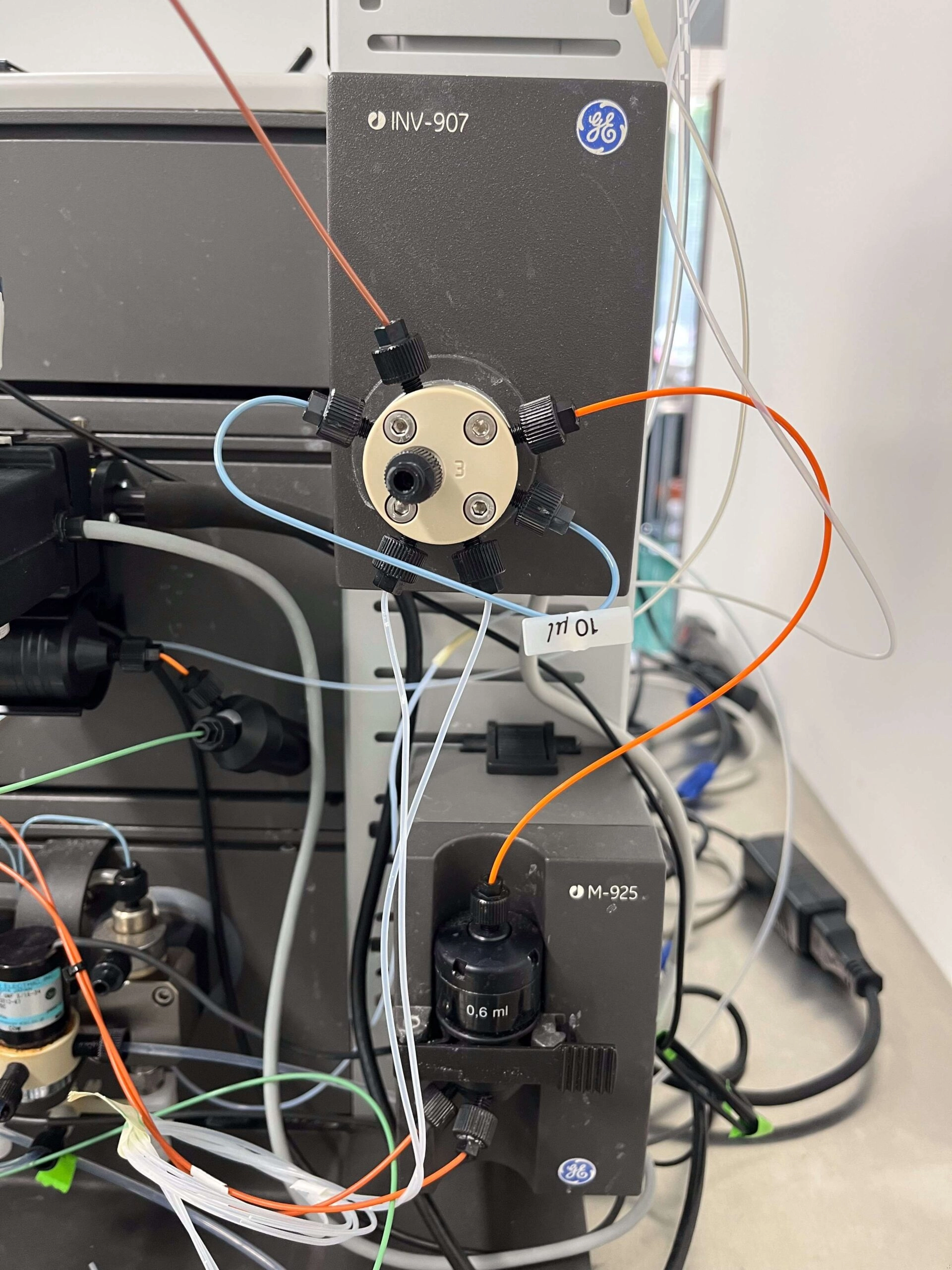 GE AKTA Purifier 10 FPLC System w/ Fraction Collector | LabX.com