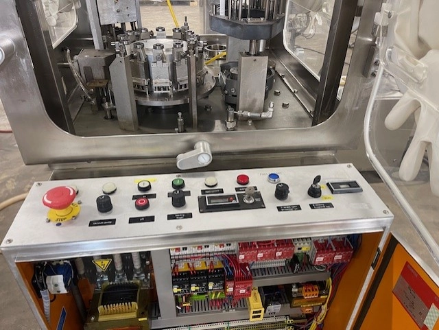 Bosch GKF 400 Capsule Filler / Encapsulation Isolator | LabX.com