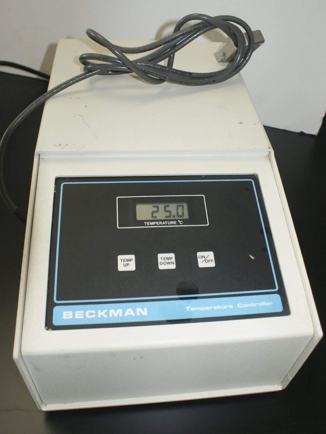 Hitachi U2000 Spectrophotometer UV VIS | LabX.com