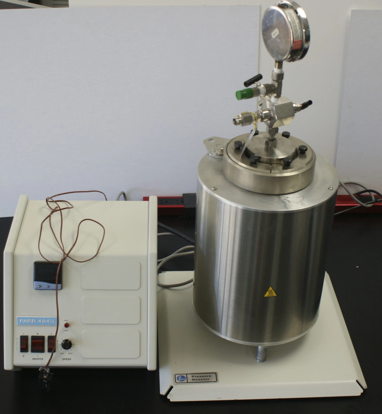 Parr 4843 Temperature Controller with Parr Pressure Reactor Vessel ...