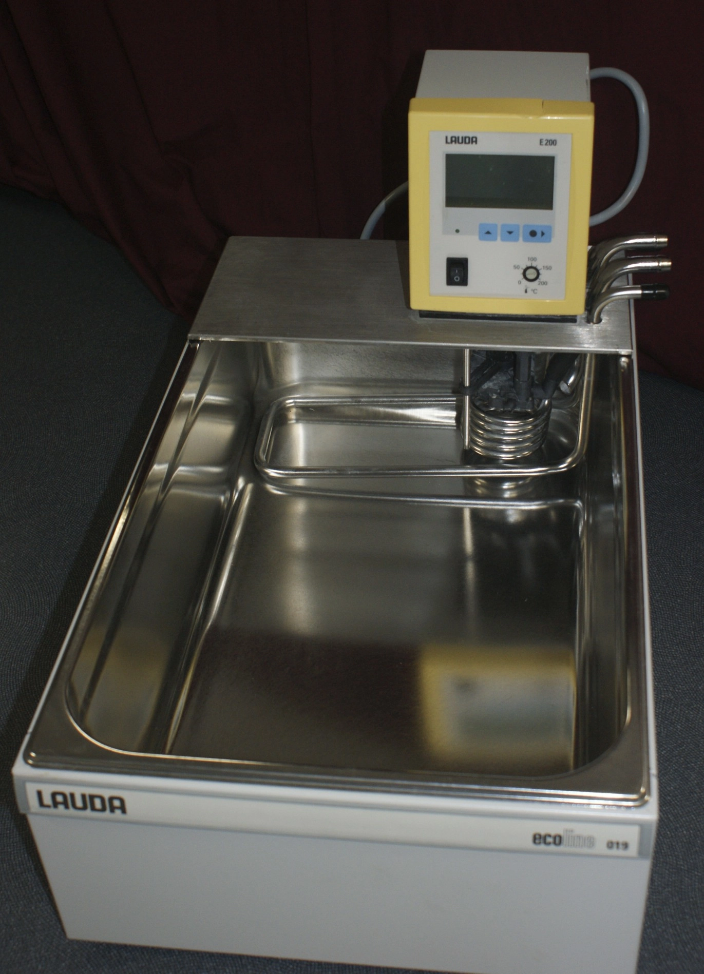 Lauda E100 Circulator Heating with Lauda 019 Bath Lauda E119 | LabX.com