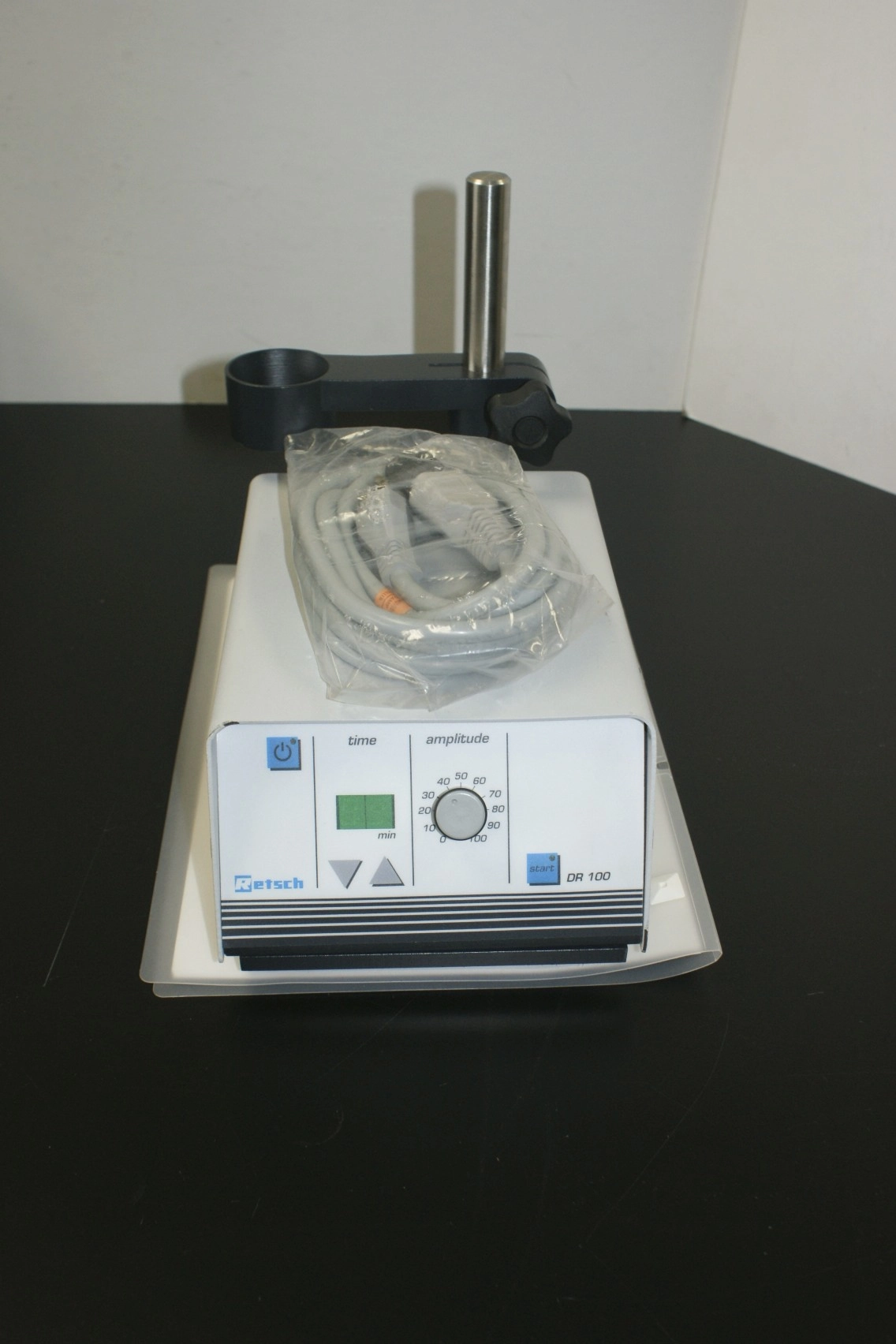 Retsch DR 100 Vibratory Feeder Retsch DR100 Retsch DR-100 Feeder | LabX.com