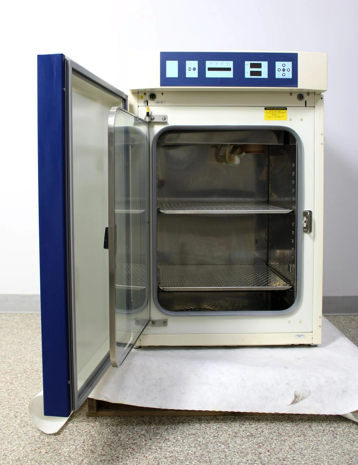 Thermo Scientific Napco Series 8000 Model 3578 CO2 Incubator | LabX.com