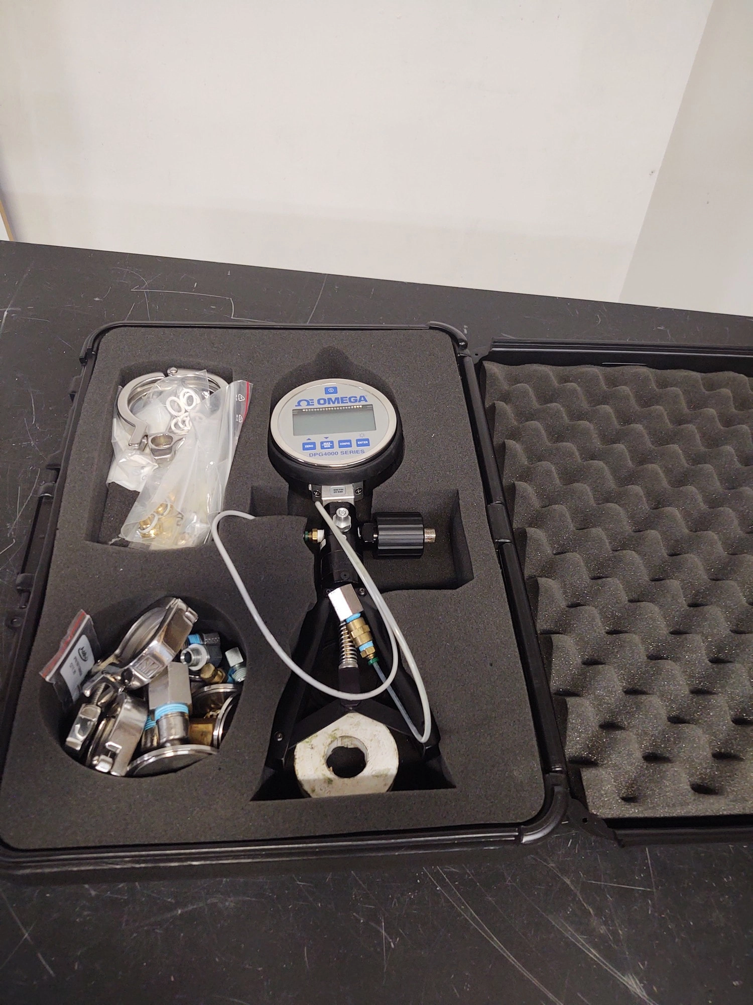 Omega Pressure Calibration Kit with Gauge and Hand Pump | LabX.com