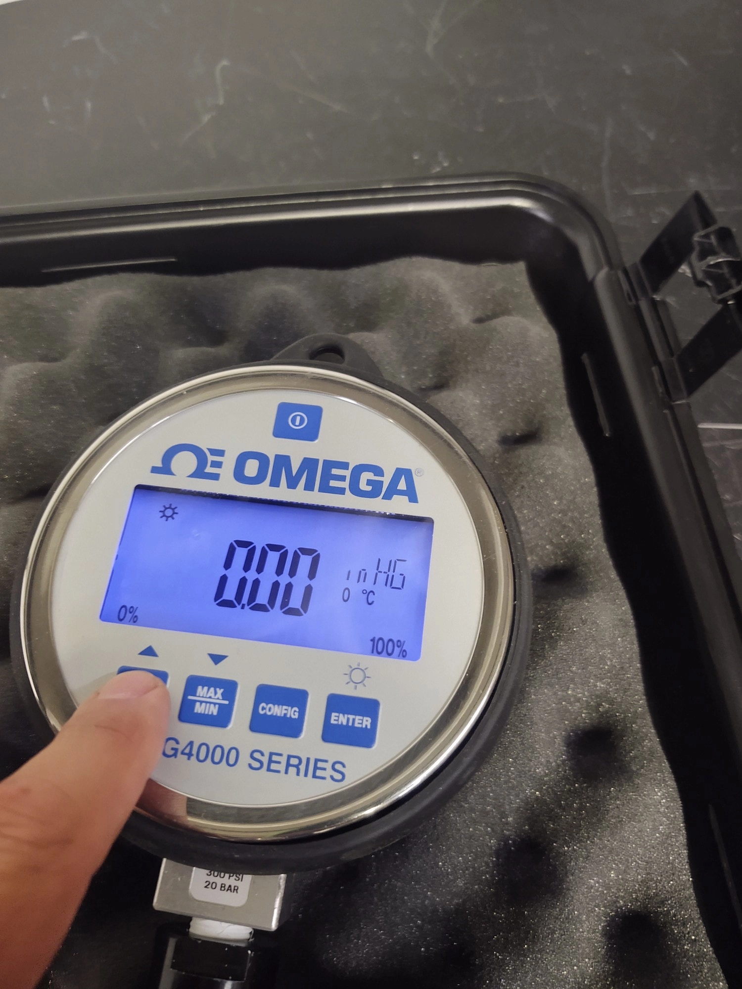 Omega Pressure Calibration Kit with Gauge and Hand Pump | LabX.com