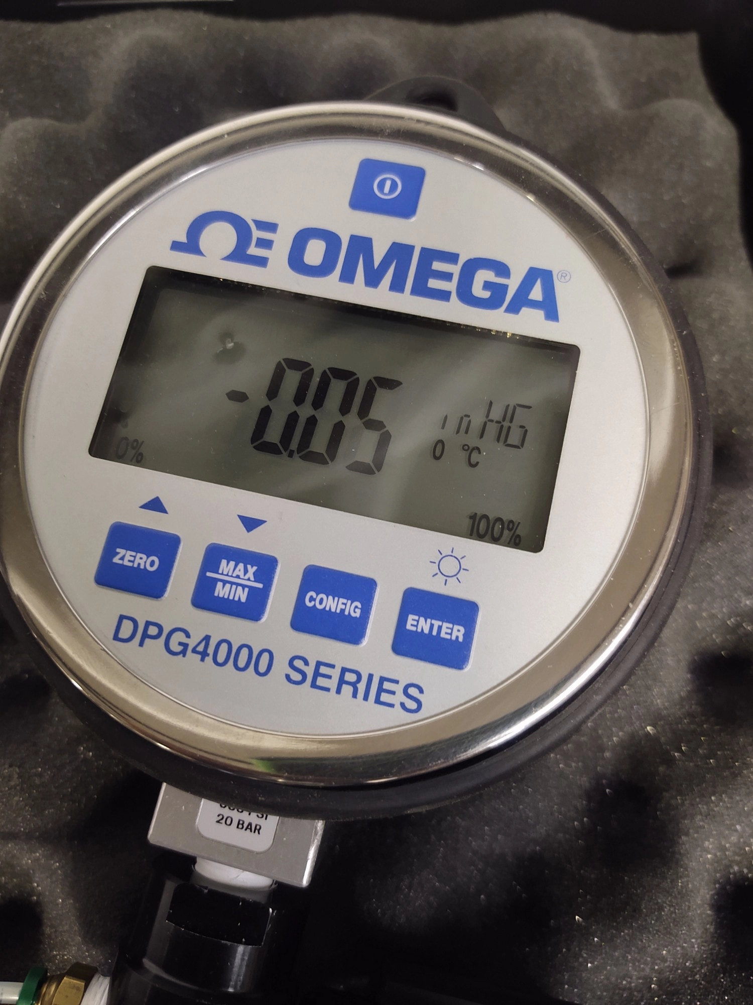 Omega Pressure Calibration Kit with Gauge and Hand Pump | LabX.com