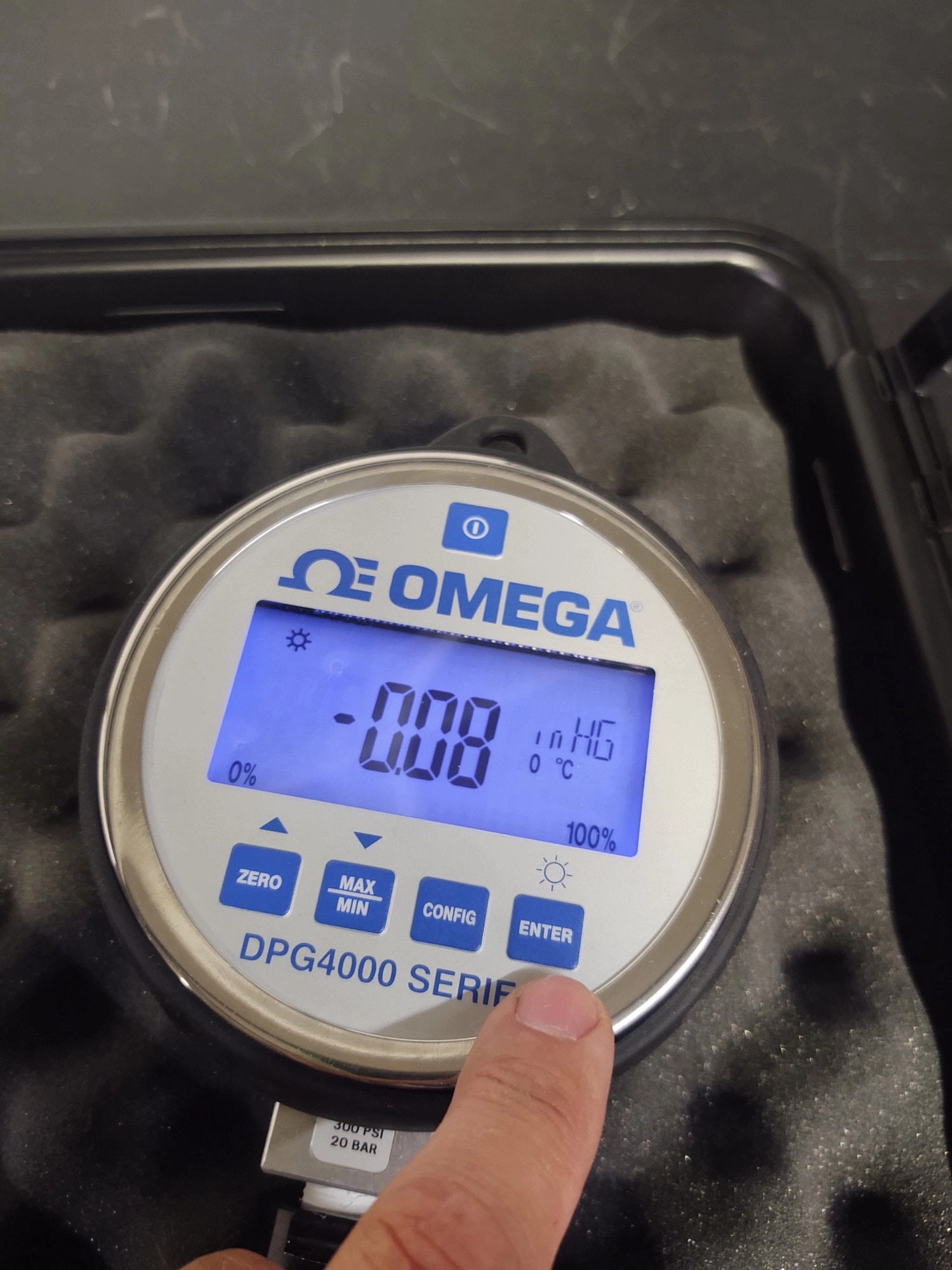 Omega Pressure Calibration Kit with Gauge and Hand Pump | LabX.com