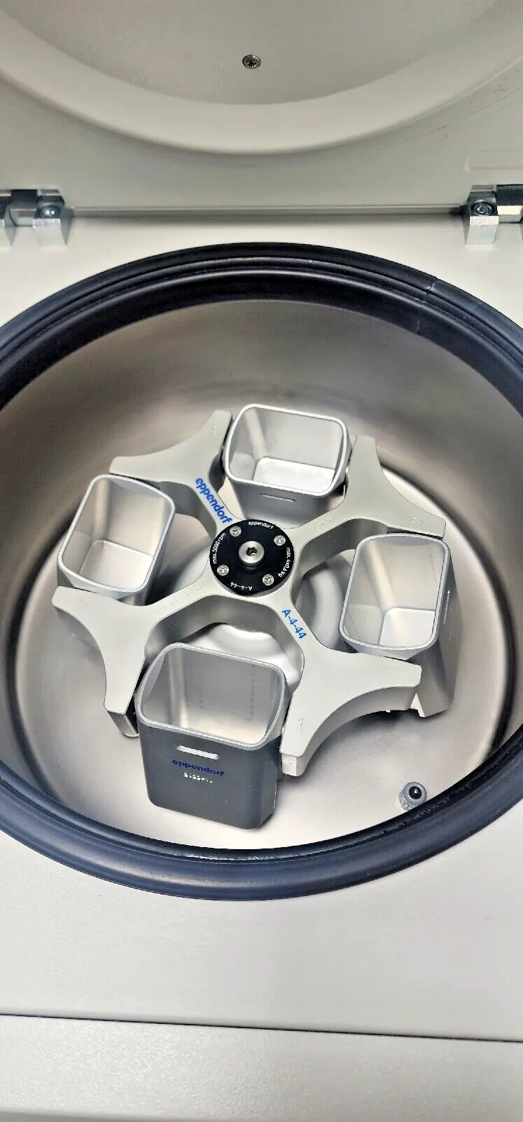 Eppendorf 5804R Centrifuge with NEW A-4-44 Rotor & Buckets | LabX.com