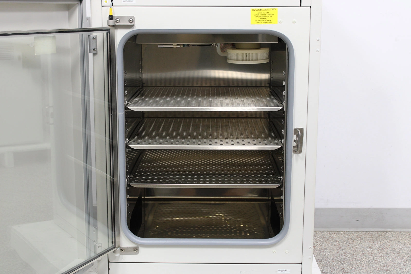 Thermo Scientific 4110 Forma Series 3 Water Jacketed CO2 Incubator w/ 3 Shelves | LabX.com