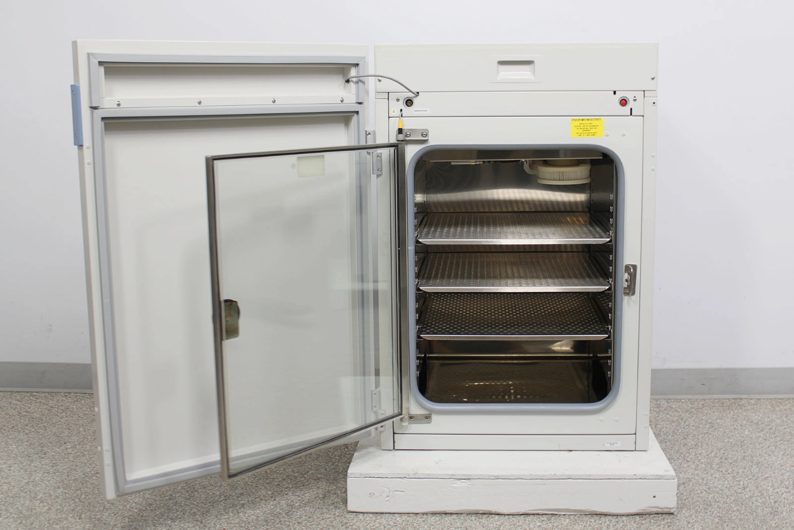 Thermo Scientific 4110 Forma Series 3 Water Jacketed CO2 Incubator w/ 3 Shelves | LabX.com