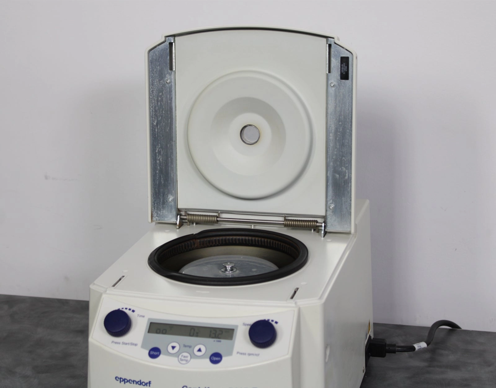 Eppendorf 5415R Refrigerated Microcentrifuge w/ F45-24-11 Fixed-Angle ...