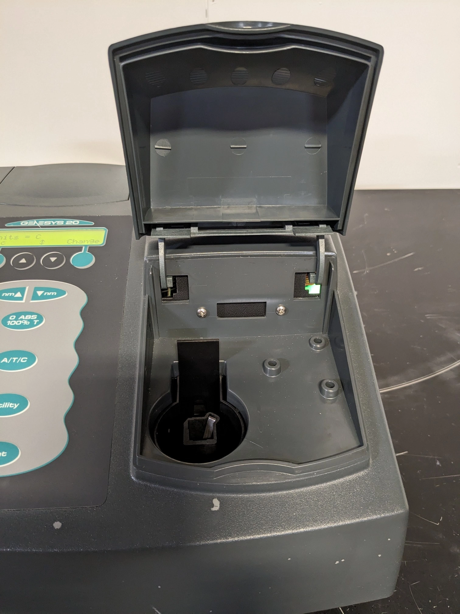 Thermo Spectronic Cat. 4001/4 Genesys 20 Visible Spectrometer | LabX.com