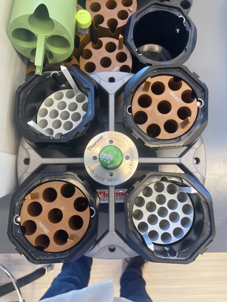 Thermo Sorvall Legend X1R Refrigerated Centrifuge | LabX.com
