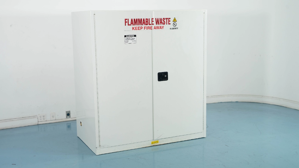 Uline 55 Gal Flammable Liquid Storage Cabinet | LabX.com