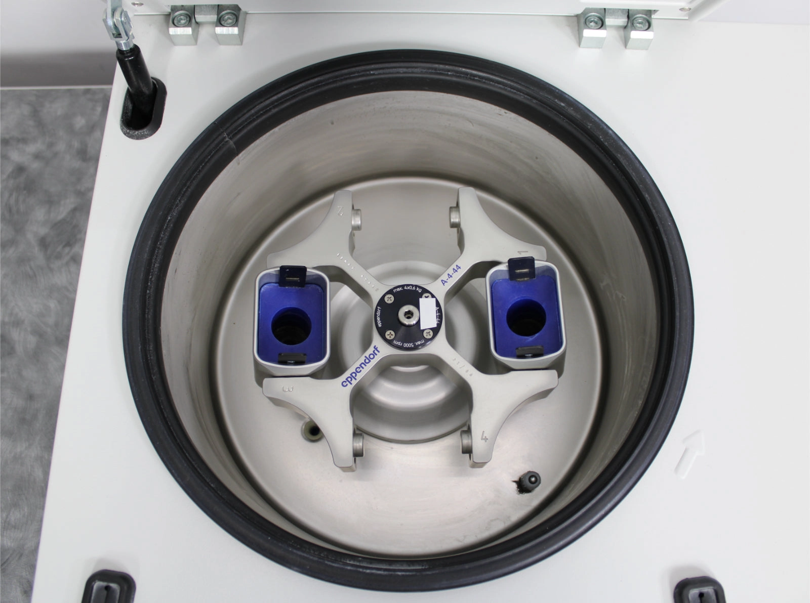 Eppendorf 5804R Refrigerated Benchtop Centrifuge w/ A-4-44 Swing Bucket ...