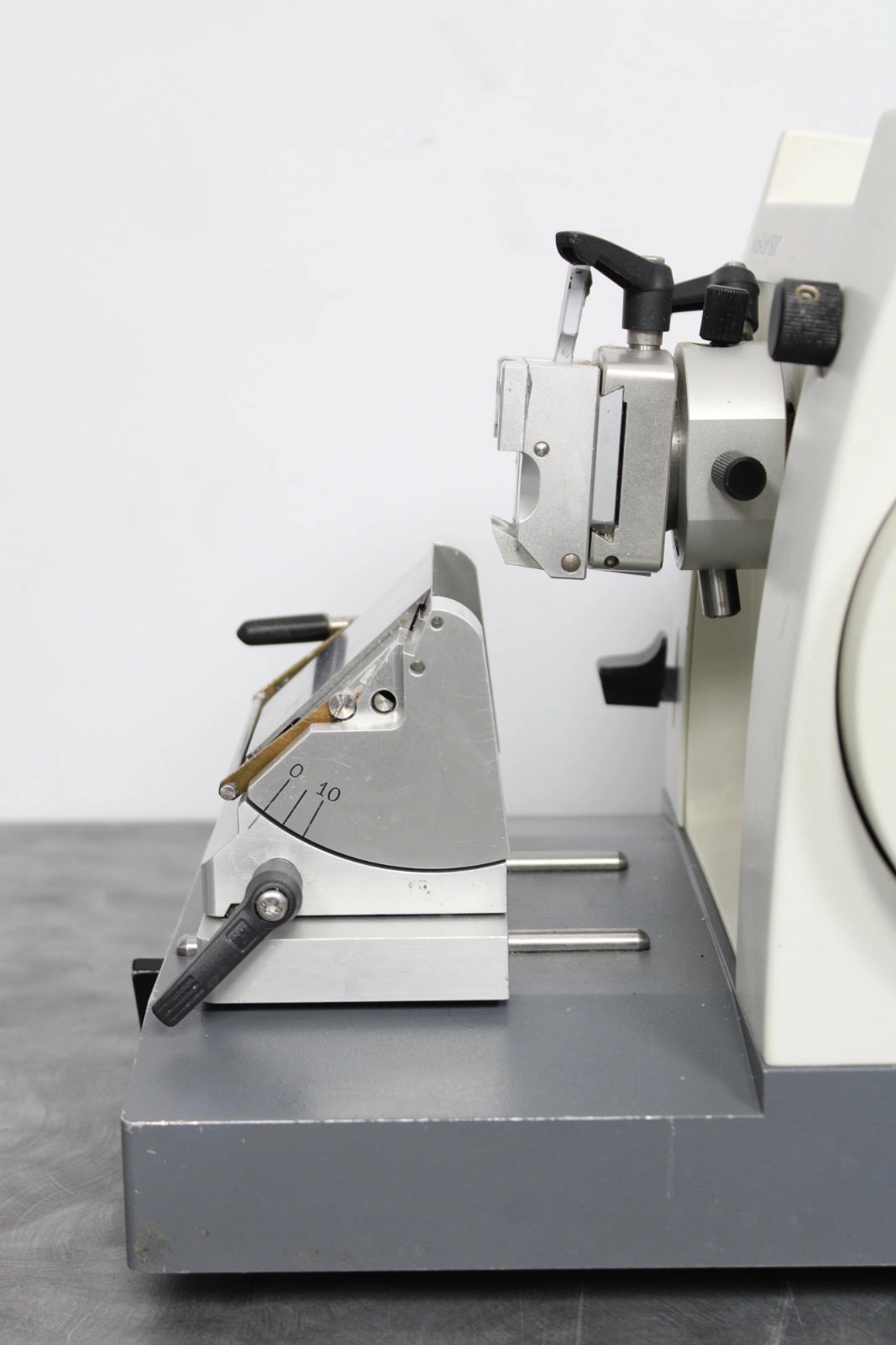 Sakura Accu-Cut SRM 200 CW 1429N Manual Rotary Microtome w/ Low Profile Holder | LabX.com