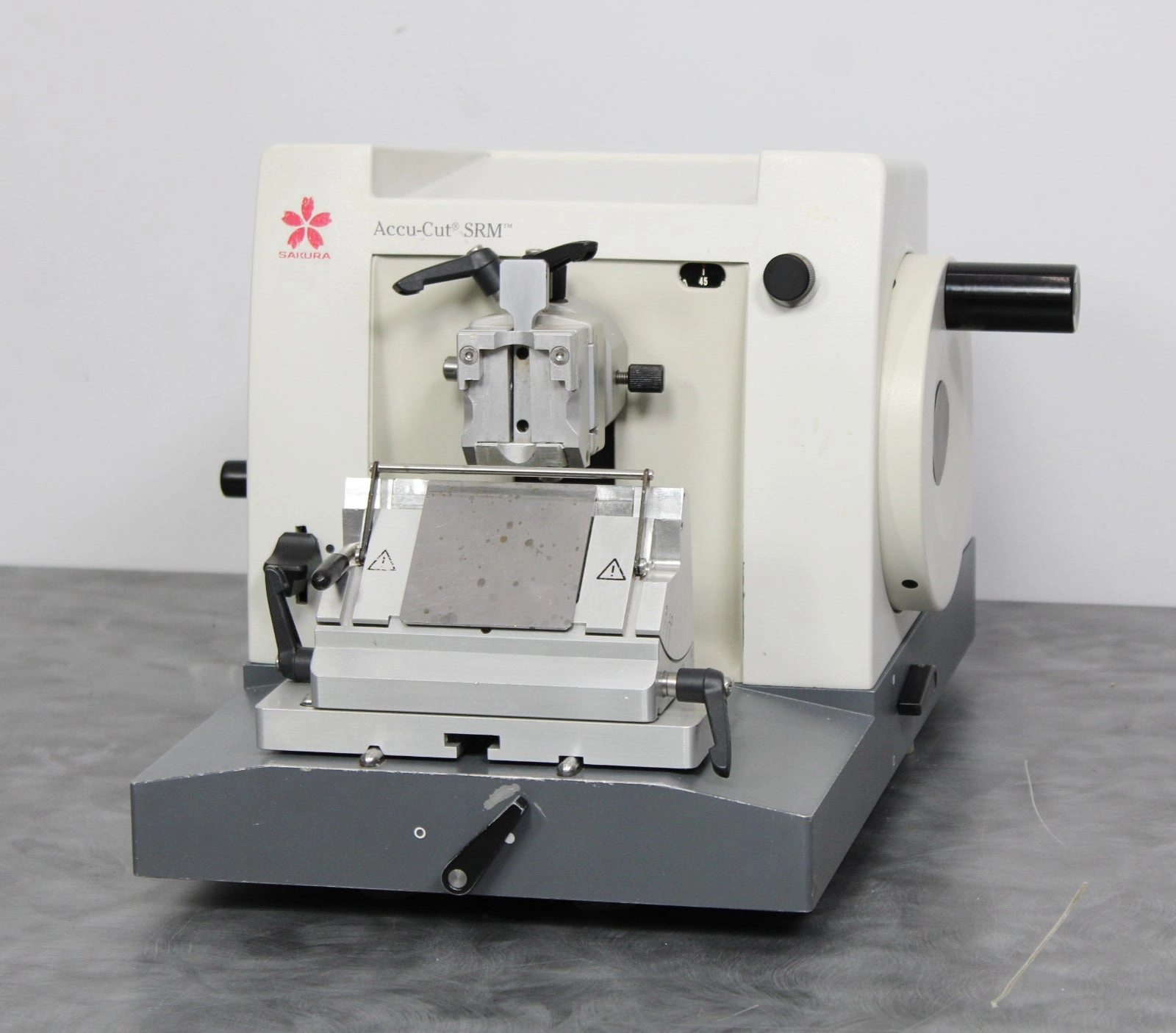 Sakura Accu-Cut SRM 200 CW 1429N Manual Rotary Microtome w/ Low Profile Holder | LabX.com
