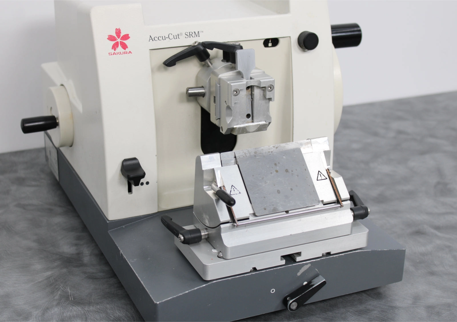 Sakura Accu-Cut SRM 200 CW 1429N Manual Rotary Microtome with Low Profile Holder | LabX.com