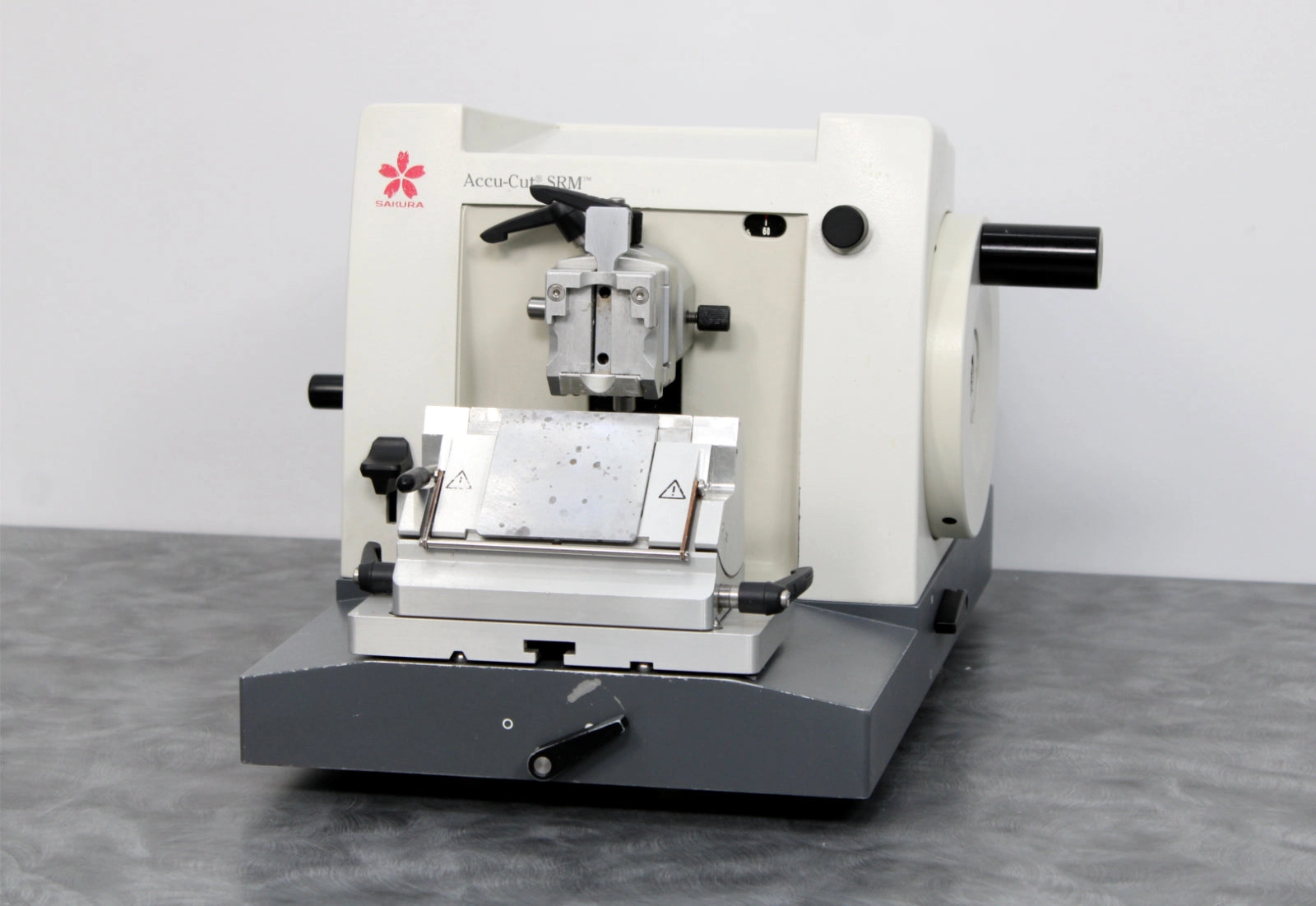 Sakura Accu-Cut SRM 200 CW Manual Rotary Microtome 1429N with Low Profile Holder | LabX.com