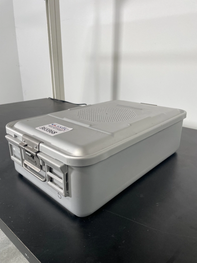 Integra Table Mounted Retractor Container | LabX.com