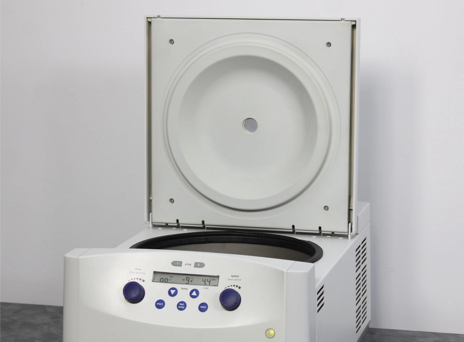 Eppendorf 5702R Low-Speed Refrigerated Benchtop Centrifuge 230V w/ A-4 ...