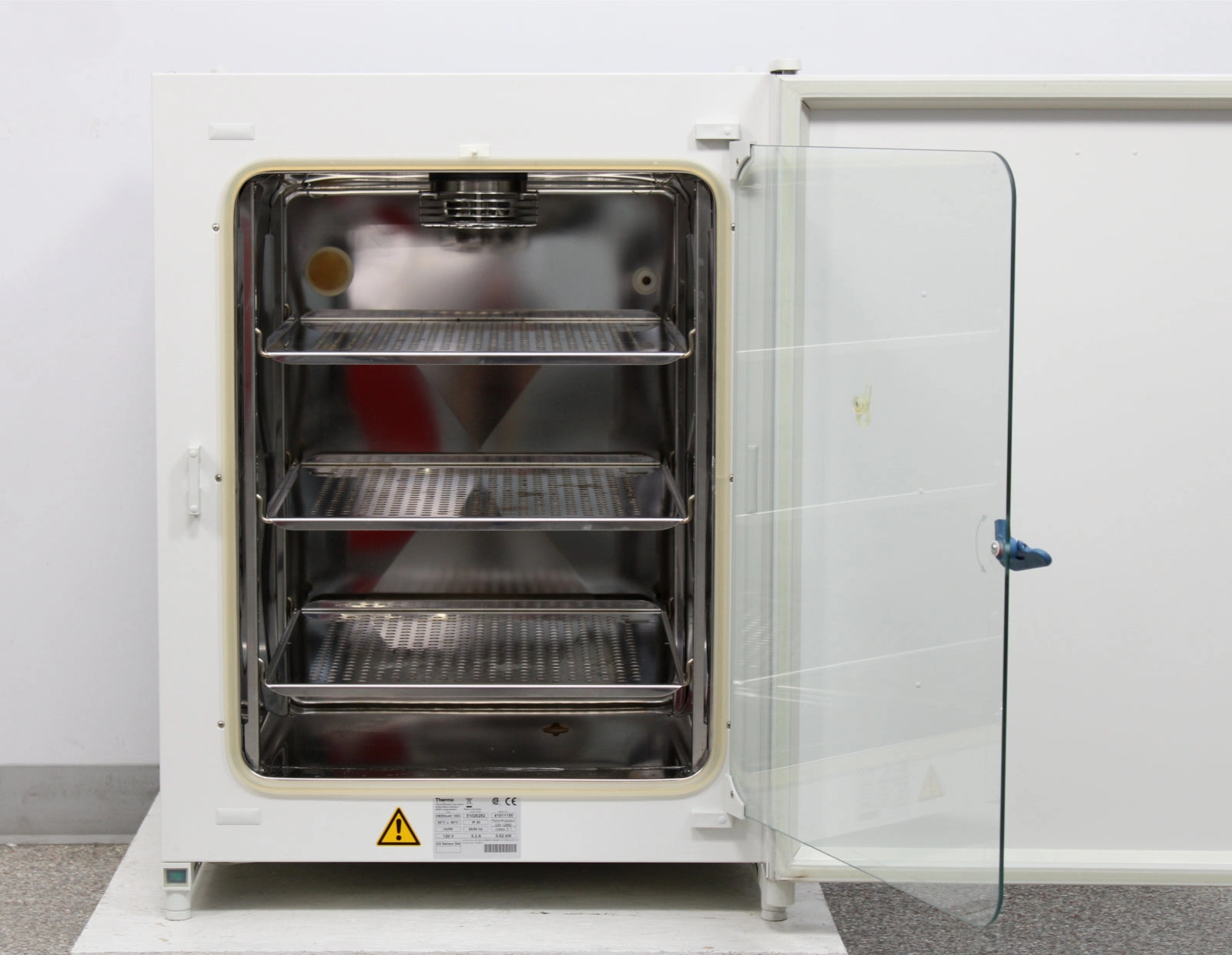 Thermo Scientific HERAcell 150i Stainless Steel CO2 Incubator with 3 Shelves | LabX.com
