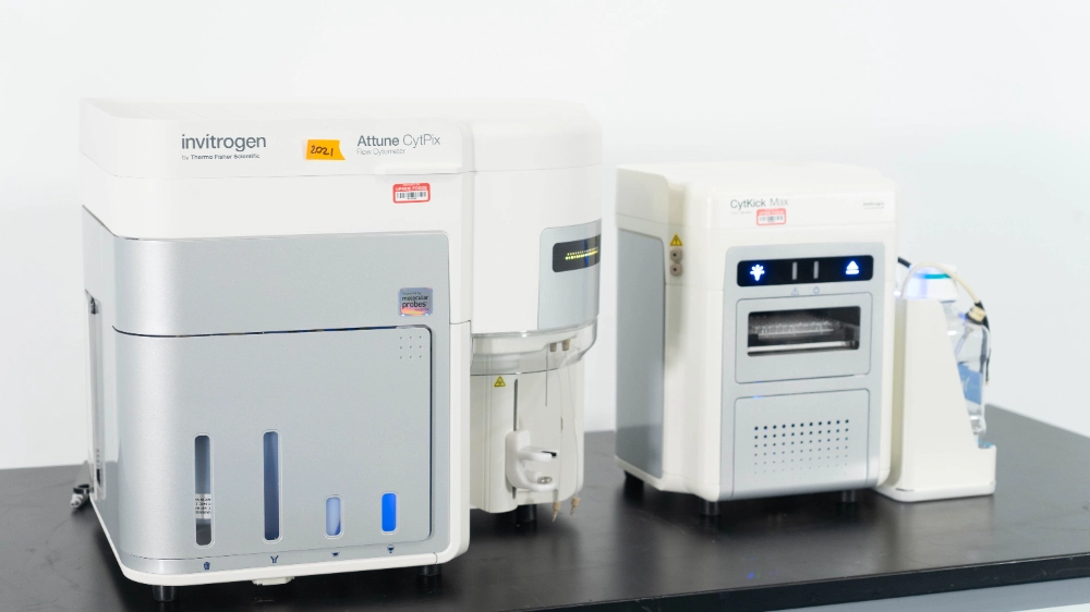 Invitrogen Attune CytPix Flow Cytometer | LabX.com