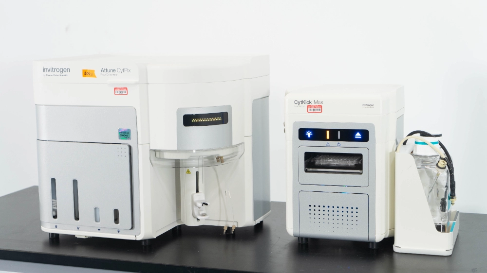 Invitrogen Attune CytPix Flow Cytometer | LabX.com