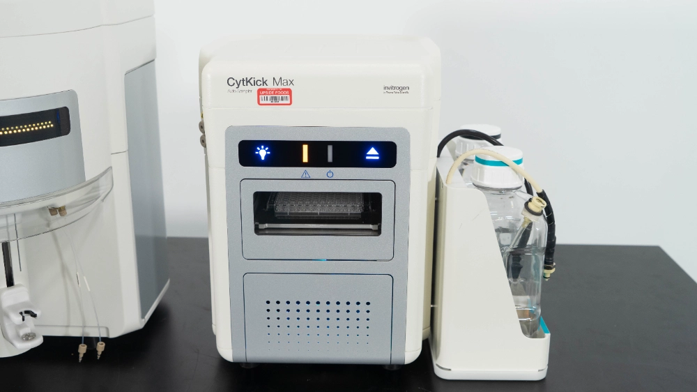 Invitrogen Attune CytPix Flow Cytometer | LabX.com