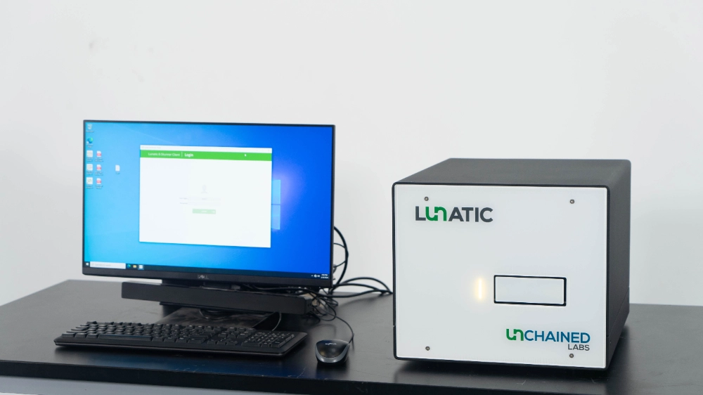 Unchained Labs Lunatic UV/Vis Spectrophotometer | LabX.com
