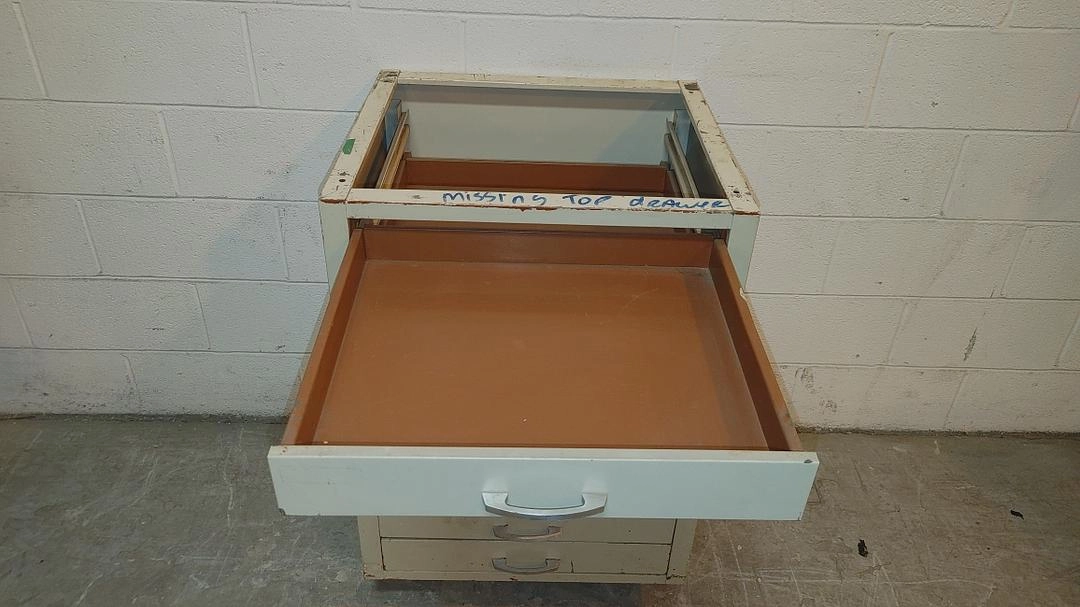 24" 8 Drawer Casework | LabX.com