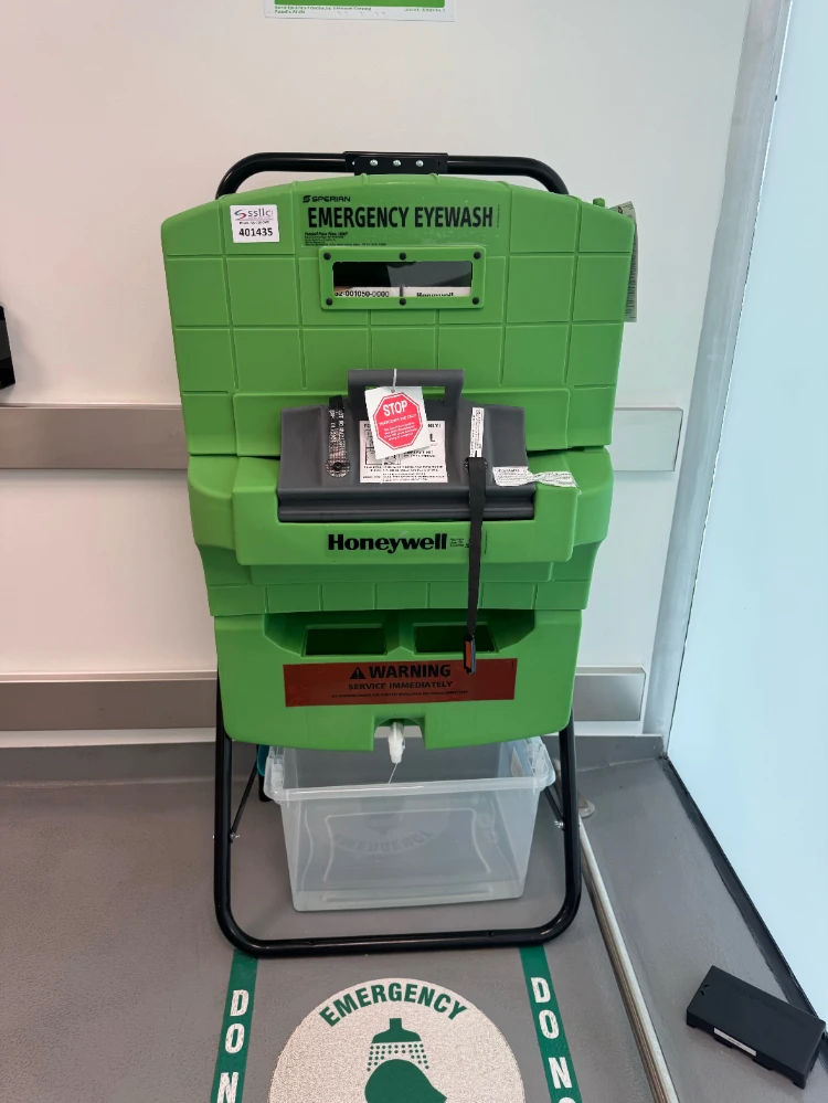 Honeywell Emergency Eyewash Station | LabX.com
